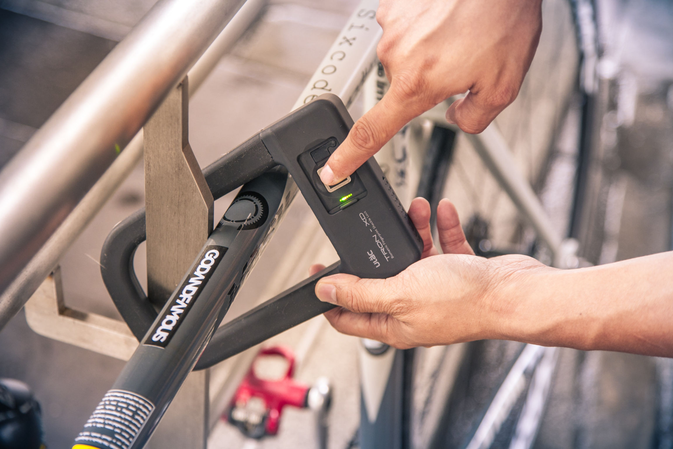 iF Design - ULAC TRON – XD | Fingerprint Shackle Lock